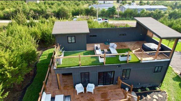 Rooftop Hot Tub Lake Getaway, Golf Cart & Fire Pit - Kansas