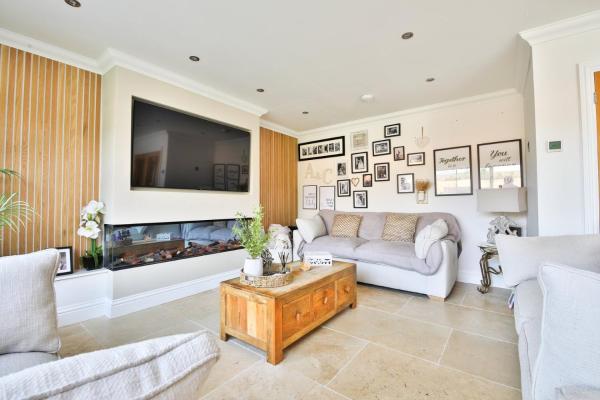 Modern 5-bed Retreat With Parking - Swansea