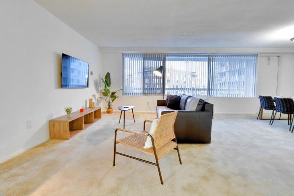Modern Apt W Business Space & Gym - Arlington, VA