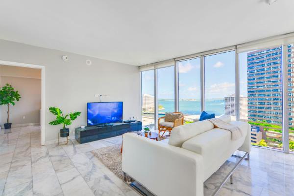 Sky-high Comfort & City Views - Miami, FL