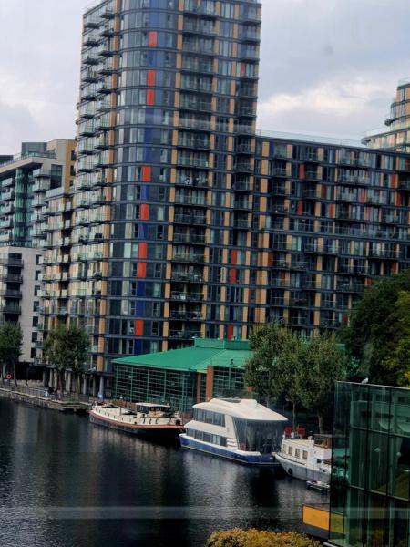 Ensuite Riverside Room In Canary Wharf Shared Apartment - Londres