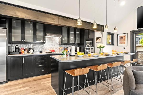 Walk To Ski Slopes Trails Luxury 4-bedroom Private Home With Private Hot Tub Bbq Heated Parking And Two Master Suites Pea-1114 By Kbm Resorts - Park City, UT