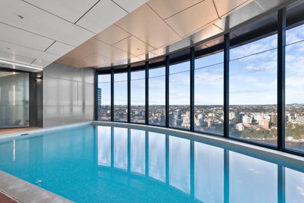 Panoramic Views Apartment & High-rise Pool And Gym - Balmoral