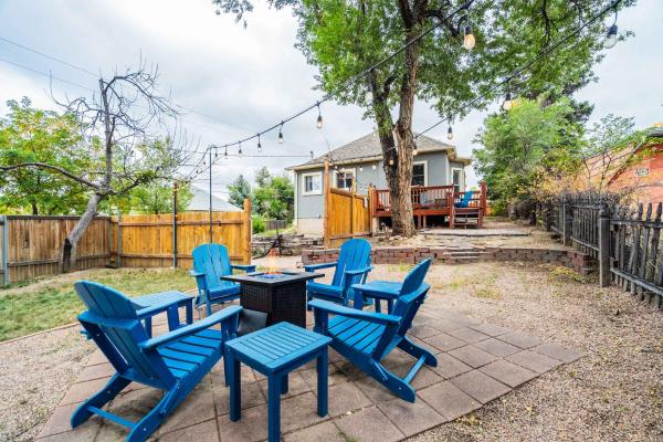 Memorial Row Downtown Escape W Mountain Views - Colorado Springs, CO