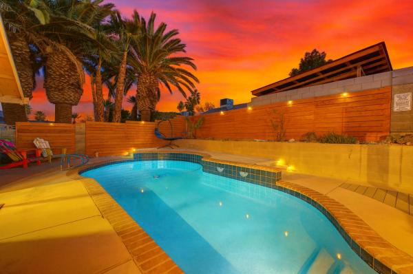 Fresh & Fun! Vegas 4br W Heated Pool, Dog Friendly - Las Vegas