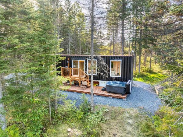 Spa & River View - Le Conteneur Cache - New England