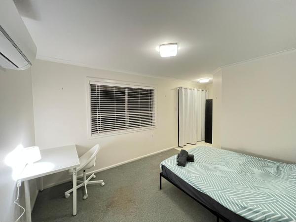 Queen Room In Two Story House - R8 - Auburn