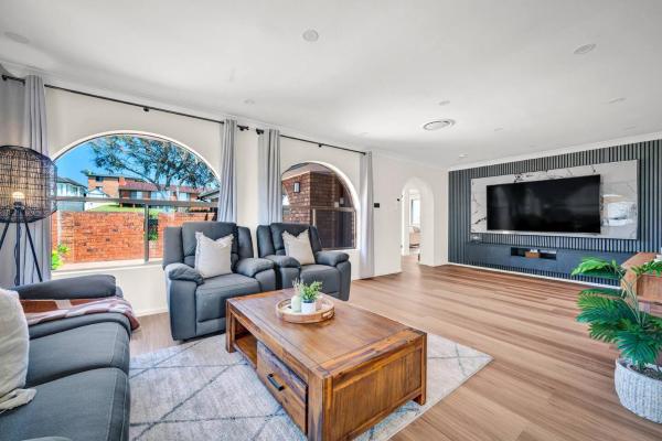 Sienna Arches - Modern Family Haven Near Ocean Baths - The Entrance