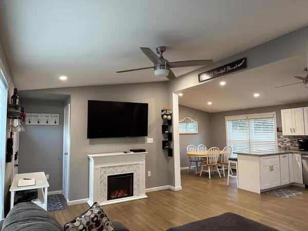 Stylish 3 Br Entire Home Neartown & Beach With Pool Table & King Bed - Patchogue, NY