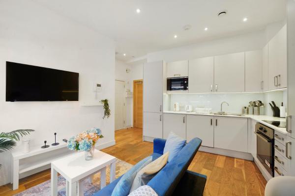 Feltham Grand Studio Central And Connected - Thames Ditton