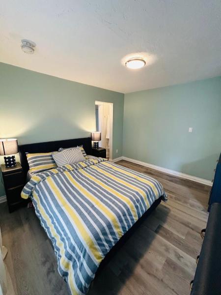 Classic Colonial House Facing Niagara Falls - Niagara Falls, NY