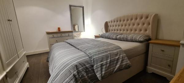 Bright & Peaceful Master Bedroom In Barkingside - Ilford