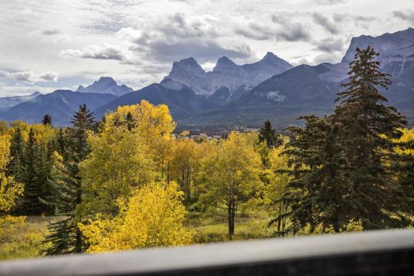 New! Golden Escape With Mountain Views! - Canmore