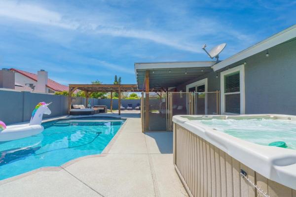 New King Beds Pool Hot Tub Outdoor Fireplace - Glendale, AZ