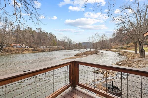 All Tuckered Out - Riverfront Cabin, Fish, Hike & 5 Min To Sylva! - Sylva, NC