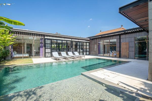 Brand New 5 Br Villa Enclosed Living Room Canggu - Canggu