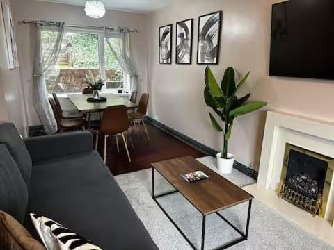 Luxurious Three-bedroom Family Home With Free Parking - 羅瑟勒姆