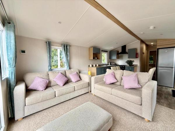 Modern 6 Berth Caravan With Decking To The Side At Valley Farm Ref 46946sb - 