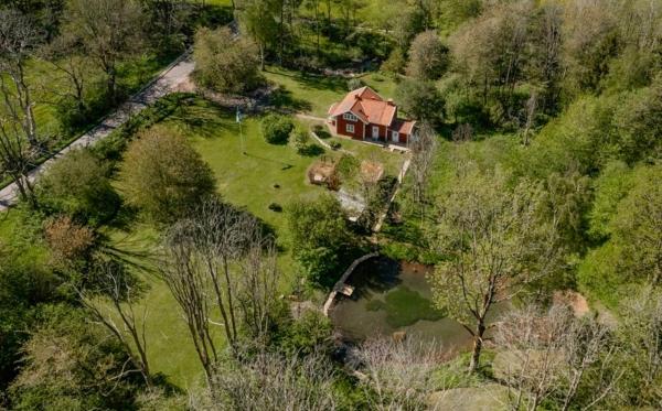 Relaxing Villa With Fireplace And Private Stream - Skövde