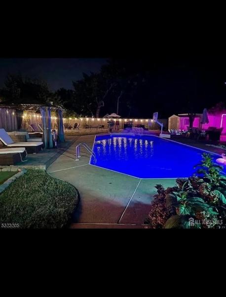 Jersey Oasis - Elizabeth, NJ