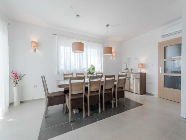 Luxury Escape With Swimming Pool & Modern Design - Four Bedroom Villa With Private Pool Villa 1 - Sukošan