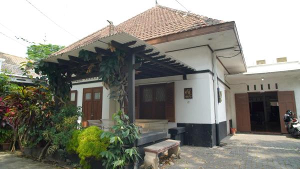 Loesje Guesthouse - Malang
