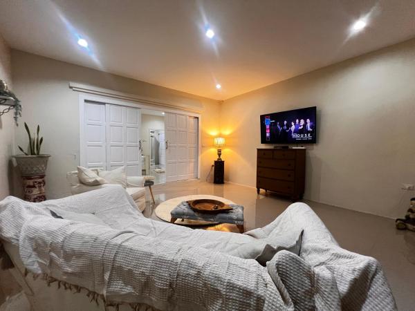 Comfy Lakeside Apartment - Pattaya
