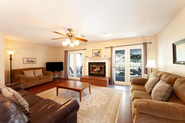 By The River - On The River - Wifi - Cable - Washer - Dryer - Wood Burning Fireplace - Covered Back Deck - Red River, NM