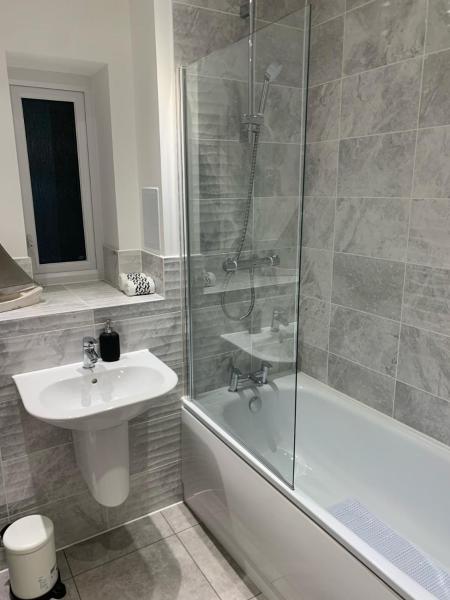 Fabulous 3 Bed House Close To Lakeside Shopping Centre - Dartford