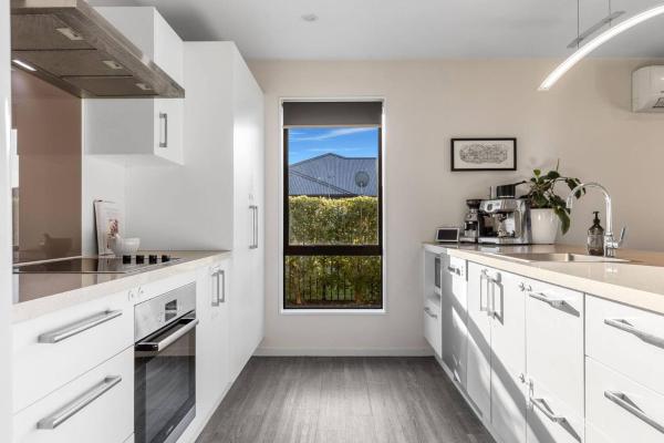 Queen Bed With Private Bath Tv Kitchen Access And One Parking - Rolleston