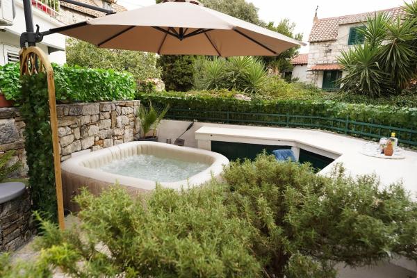 Villa Stone Garden Escape With Jacuzzi - Split