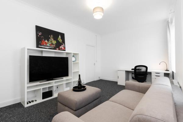 Centrally Located Flat With King Size Bed And An Option Of Sofa Bed At Extra Cost - Cardiff