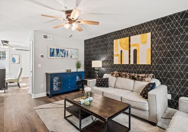 Bubbly Chateau In Park Circle - Charleston, WV