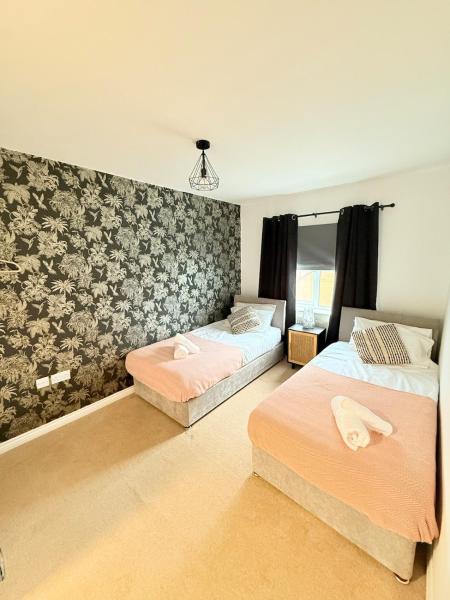 Stylish Townhouse In Rugby, Sleeps Up To 9! - Draycote Water
