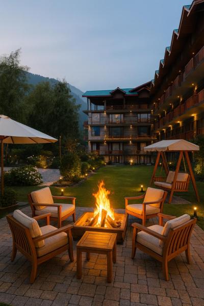 Himalayan Fort Resort, Manali - !! Riverside Property !! Big Garden With Campfire !! Guest Preferred !! Scenic River & Mountain View !! Big Parking !! Luxury Balcony Rooms !! Playing Zone !! Property Of The Year - Manali