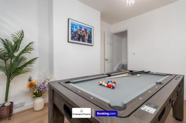 Modern 2bdr House By Prospergress Property Short Lets & Serviced Accommodation Coventry With Free Parking, Self-check-in, Fast Wi-fi, 3 Smart Tvs And Near University Hospital, Coventry City Centre, Coventry University & Games And Pool Table - 코번트리