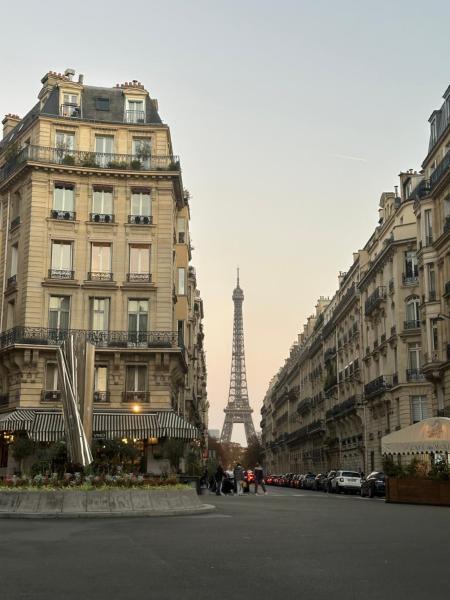 Au Centre De Paris, Eiffel-tower à Portèe De Main - Porte Maillot