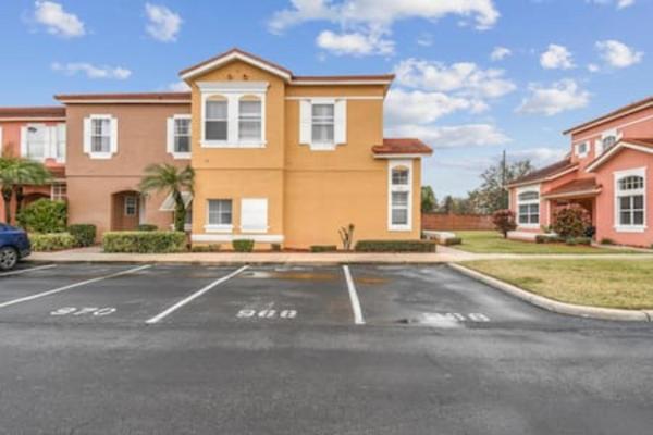 Resort Townhome · Sleeps 8 · Pool - Kissimmee, FL