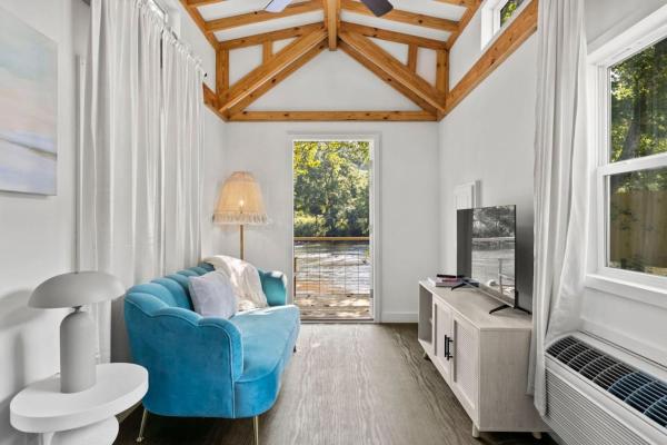 Breezy - Riverfront Tiny Home, King Bed, And Deck! - Sylva, NC