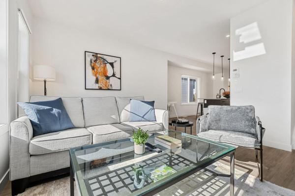 Luxurious Townhome In Aspen With King Bed Large Dining Area And Sleeps 8 - Calgary