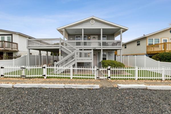 Updated 3-bedroom, 2 Bath Well Stocked Coastal Cottage Across From The Beach - Fernandina Beach, FL