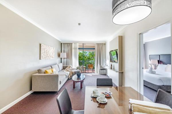 Tropical Resort Living On Darwin Harbour With Pool - Darwin