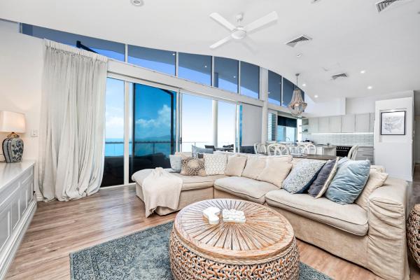 Absolute Luxury On The Marina Oceanfront Modern Penthouse With Panoramic Views - Townsville