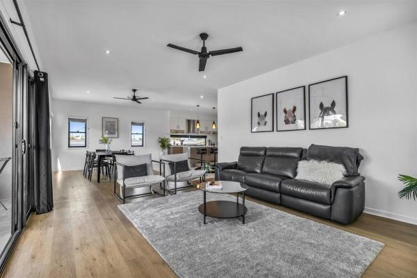 Modern 4 Bedroom Redcliffe Retreat - Redcliffe