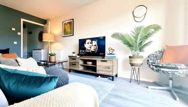 2 Bedroom House, Park On Doorstep, Families And Contractors Friendly, Near Parkway Station - Bristol