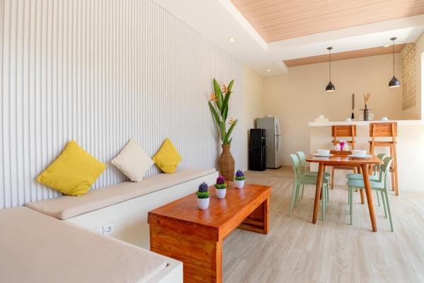 Kiki Village Bathtub And Living Room - Canggu