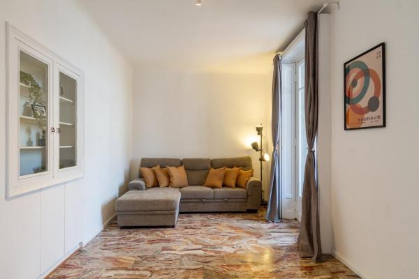 Shopping District -200 Mq - 8 People - Milan