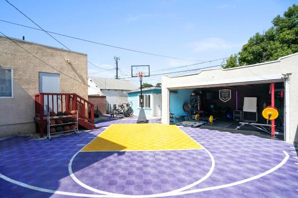 New Listing Athlete's Villa By Colby & Conrad - Los Angeles, CA