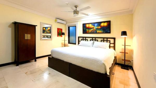 Big & Luxury 2 Bedroom Condo On 5th Ave, King Bed, 2 Baths, Steps From The Beach - Playa del Carmen