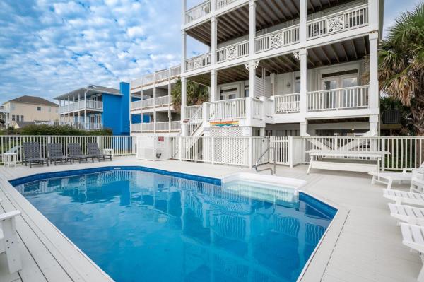 Oceanfront Escape With Shared Pool In Carolina Beach - Carolina Beach, NC